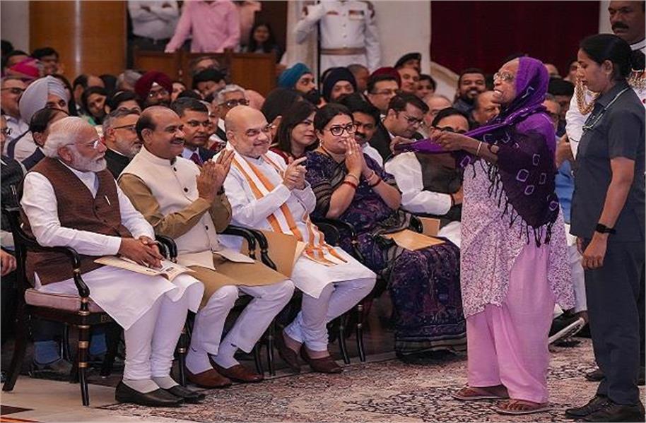 हीराबाई ने आंचल फैलाकर पीएम मोदी को दिया आशीर्वाद, पद्मश्री पुरस्कार ...